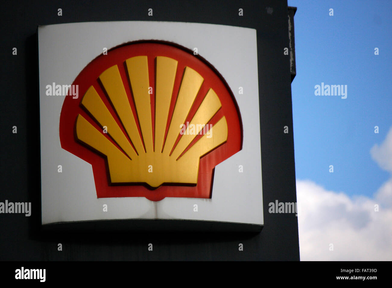 Shell signage hi-res stock photography and images - Alamy