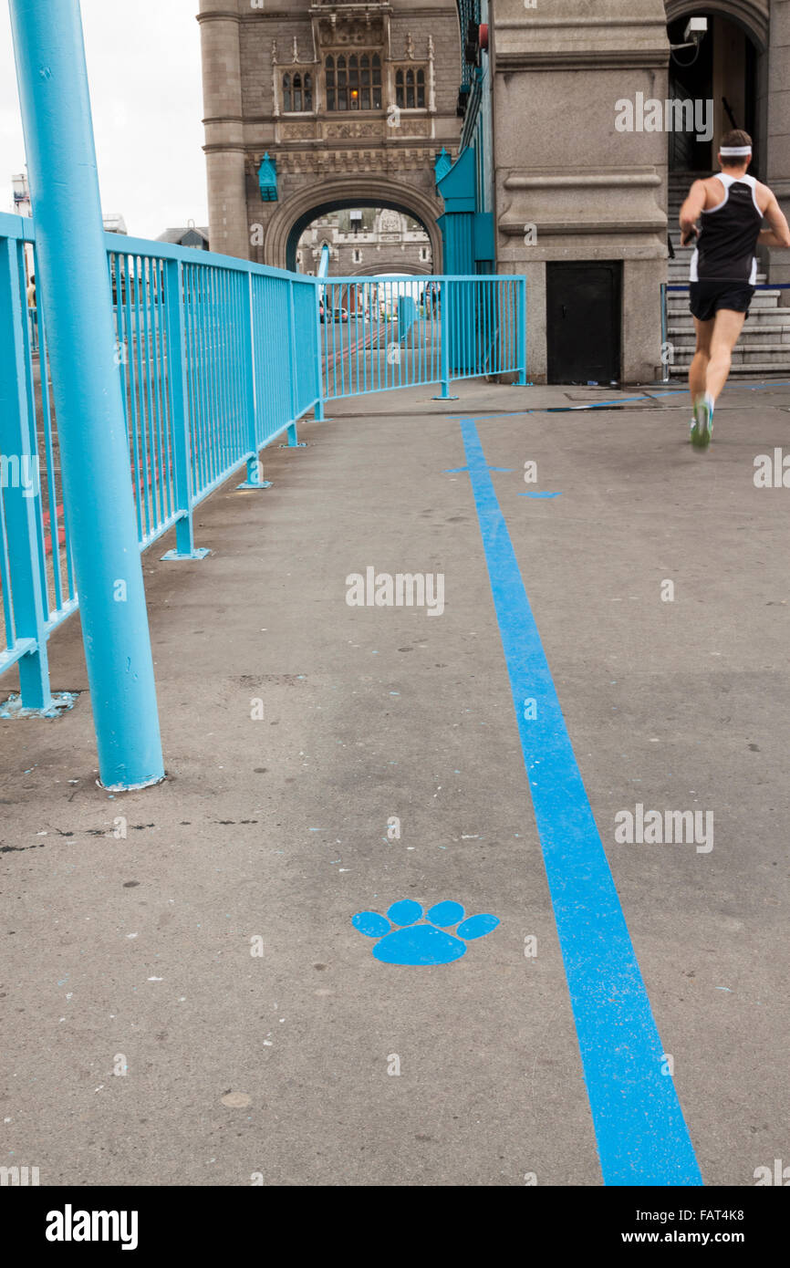 Jogger on Tower bridge - London, UK Stock Photo - Alamy