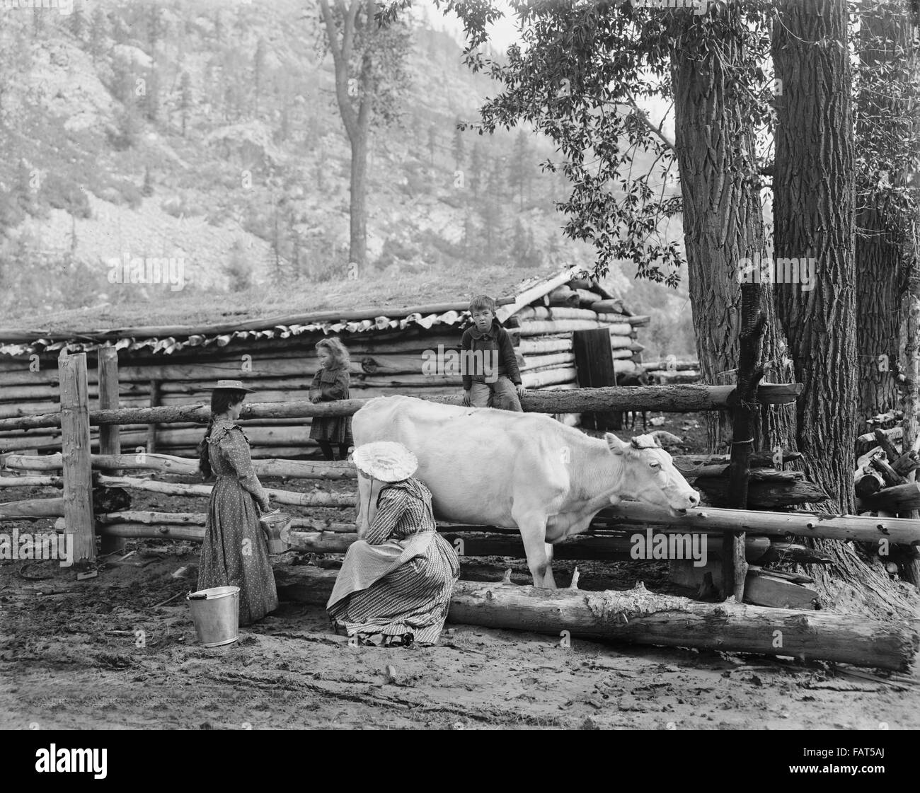 Farm women 1900 Black and White Stock Photos & Images - Alamy
