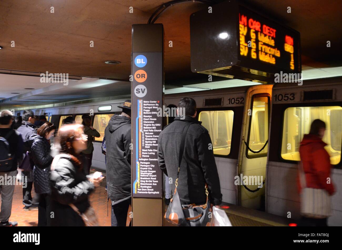 Metro platform hi-res stock photography and images - Alamy