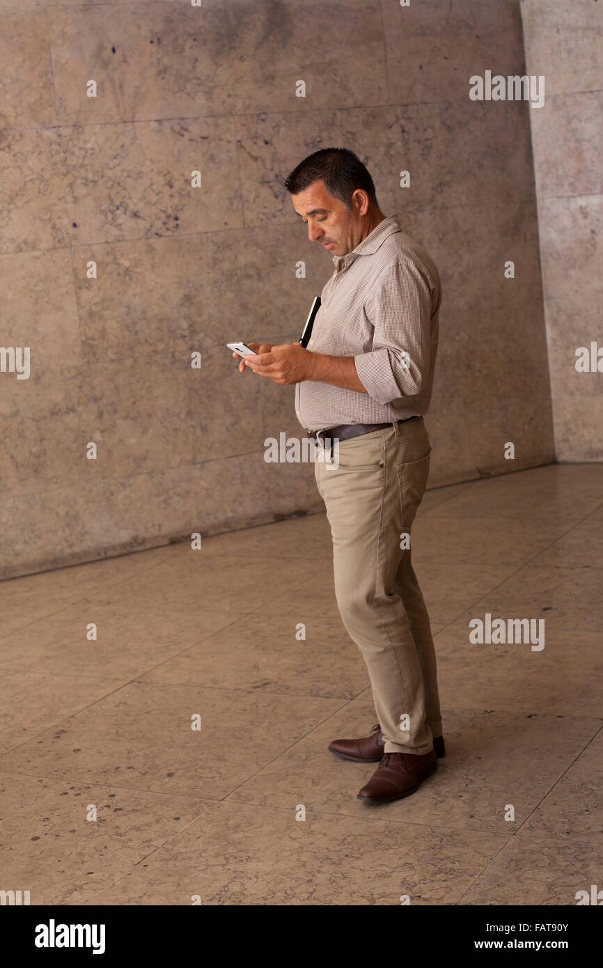 Man looking cell phone hi-res stock photography and images - Alamy