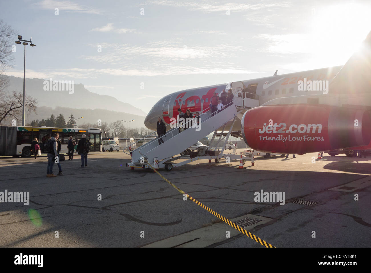 Passengers exiting plane hi-res stock photography and images - Alamy