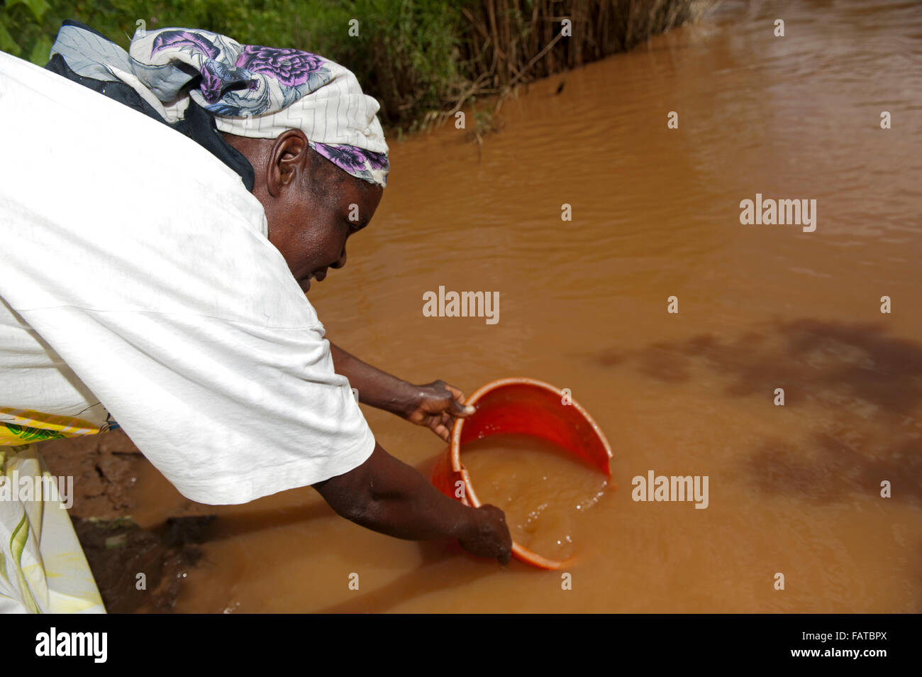 Collecting water africa hi-res stock photography and images - Alamy