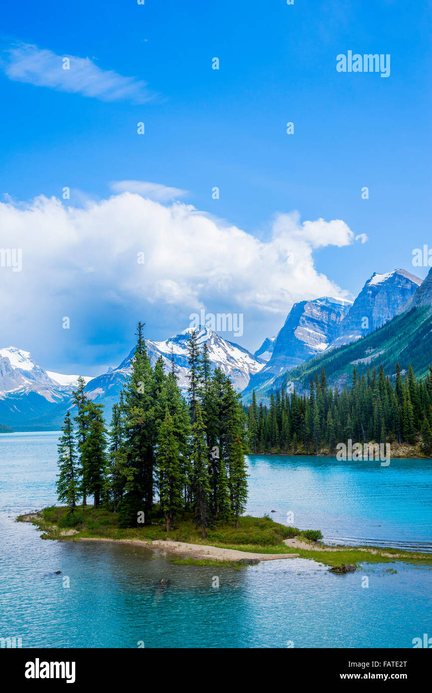 Maligne lake canada spirit island hi-res stock photography and images ...