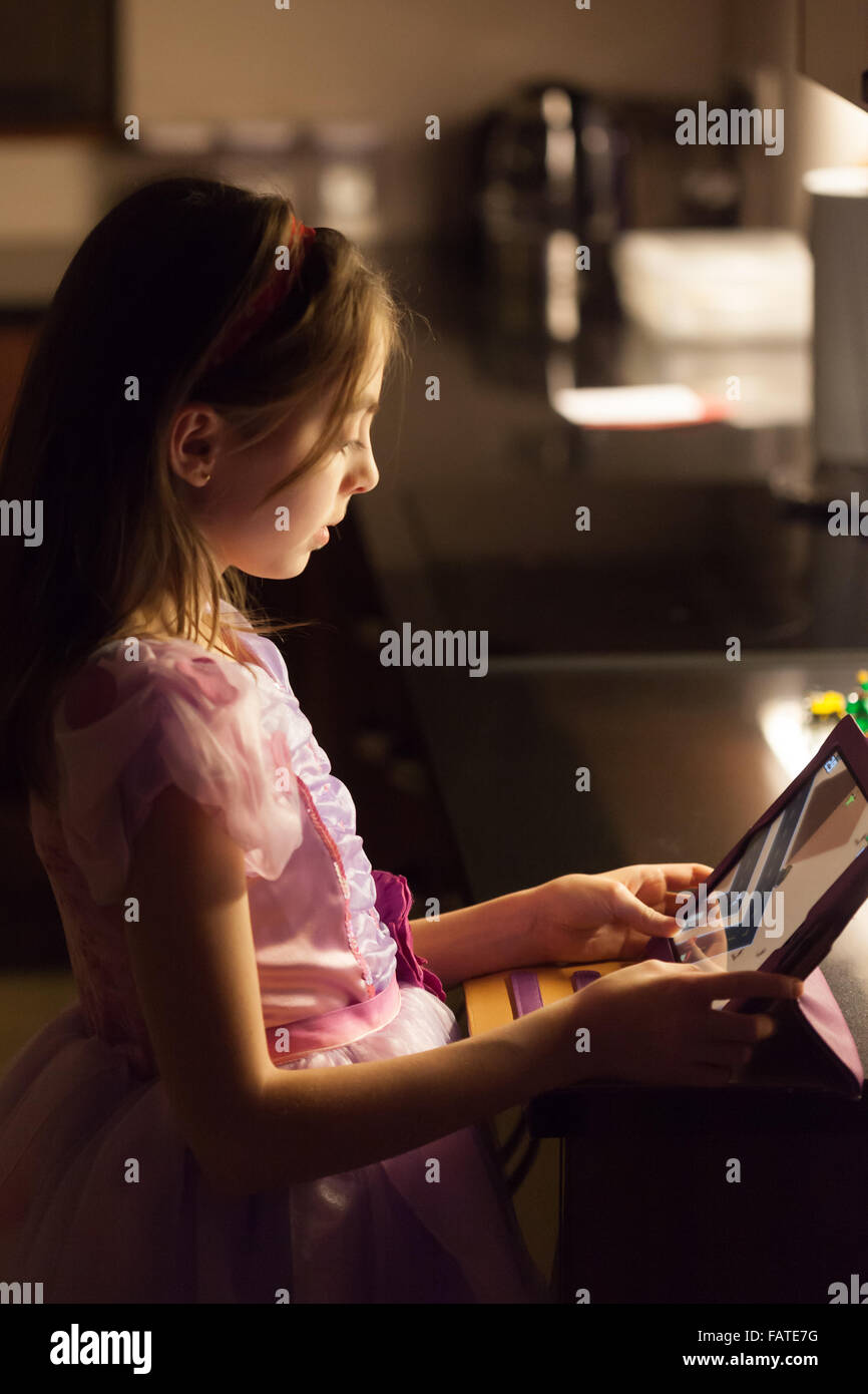 Girl with ipad hi-res stock photography and images - Alamy