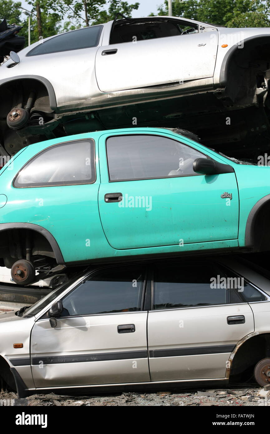 Broken cars hi-res stock photography and images - Alamy