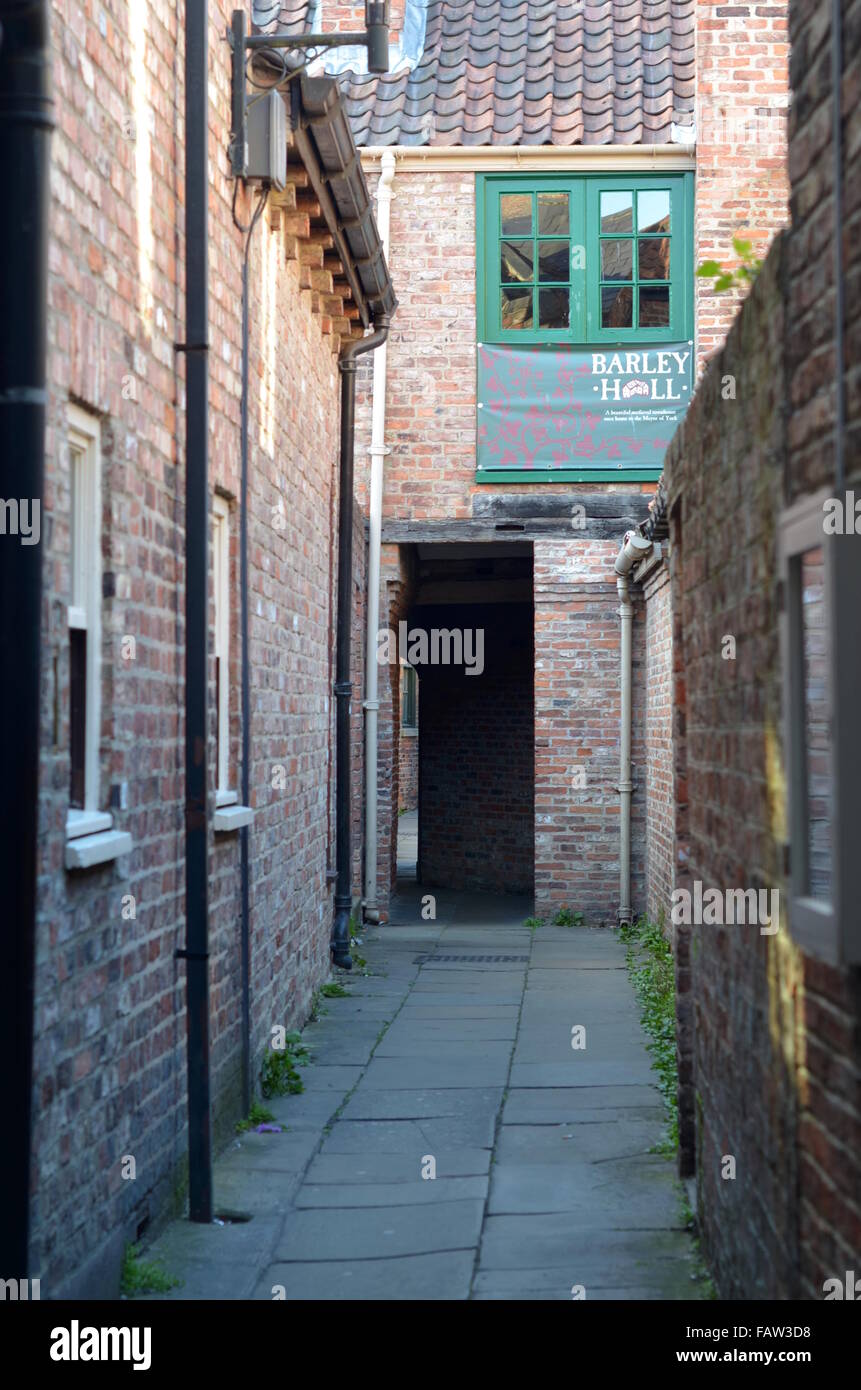 Narrow alley england hi-res stock photography and images - Alamy