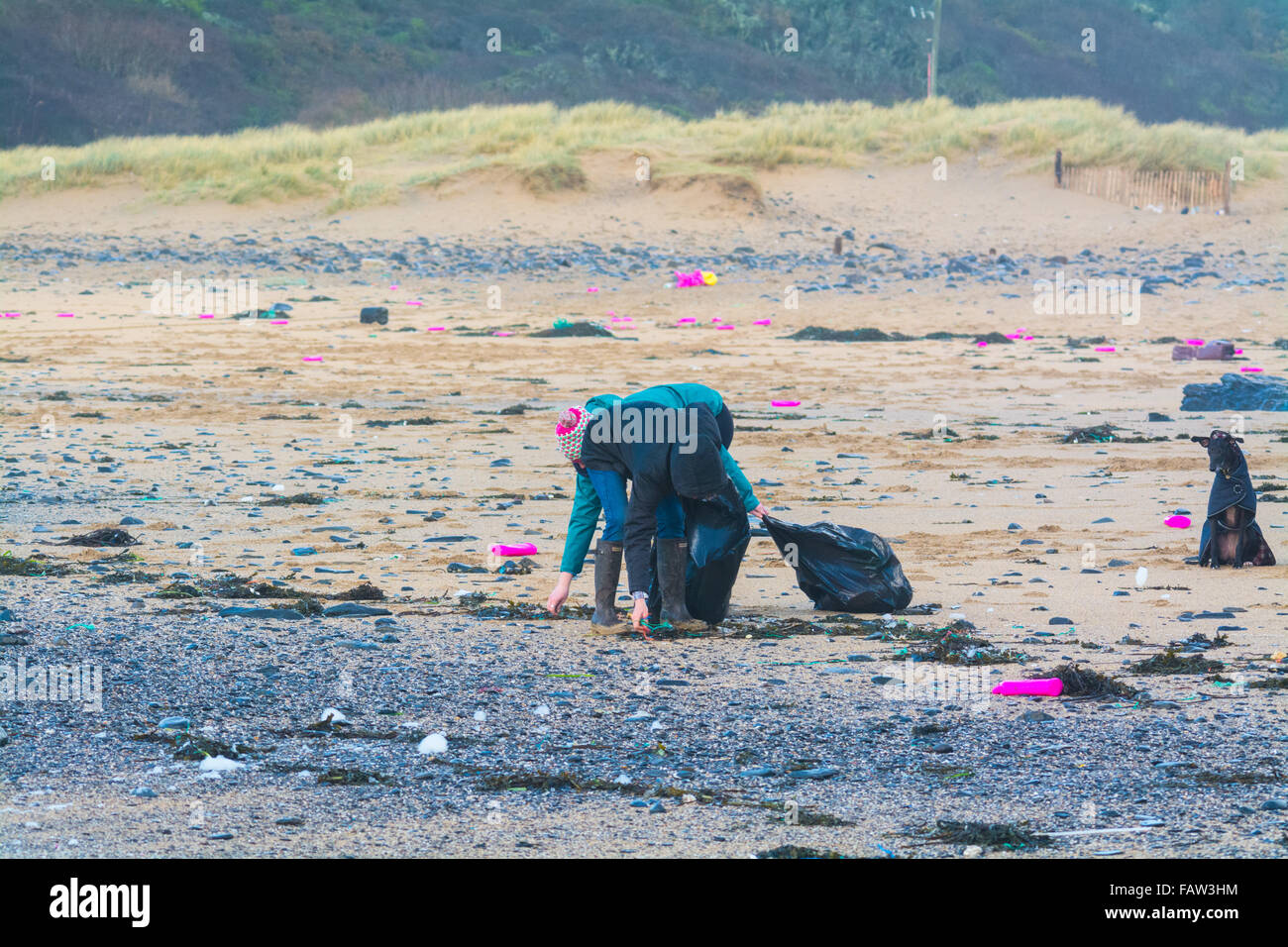 Cleaning up beaches uk hi-res stock photography and images - Alamy