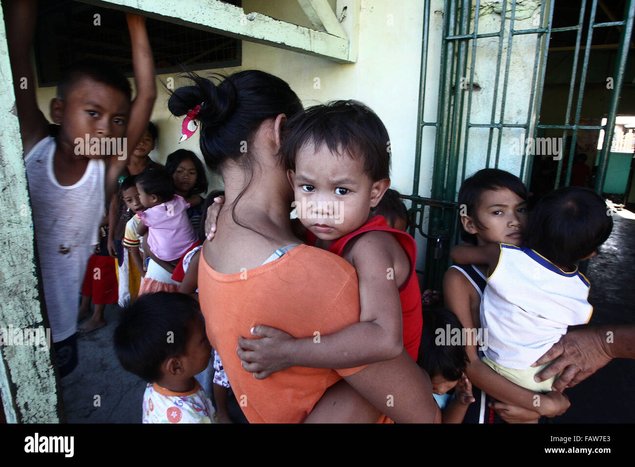 Manila, Philippines. 5th Jan, 2016. People line up for food during a ...