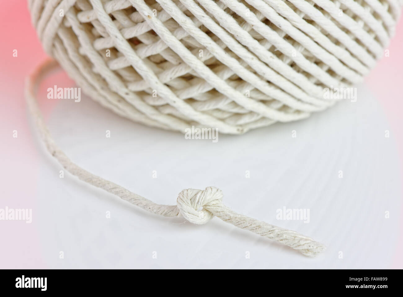 Piece of string hi-res stock photography and images - Alamy