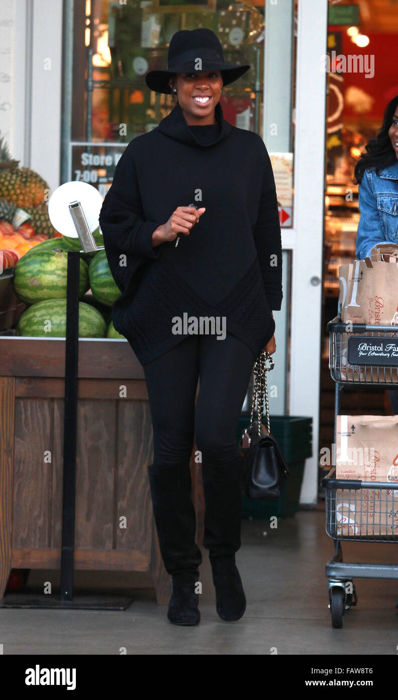 Kelly Rowland out shopping at Bristol Farms in Beverly Hills dressed ...