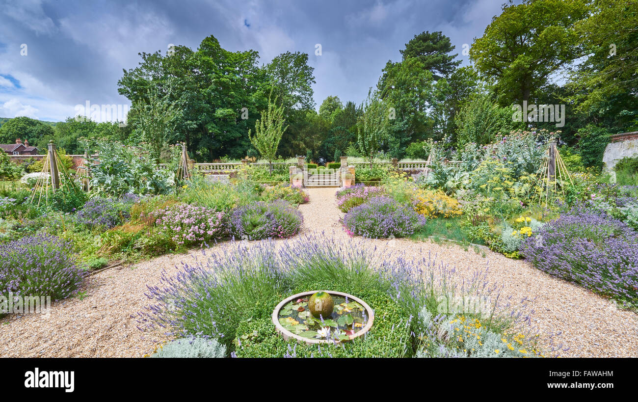Luxury landscaped garden hi-res stock photography and images - Alamy