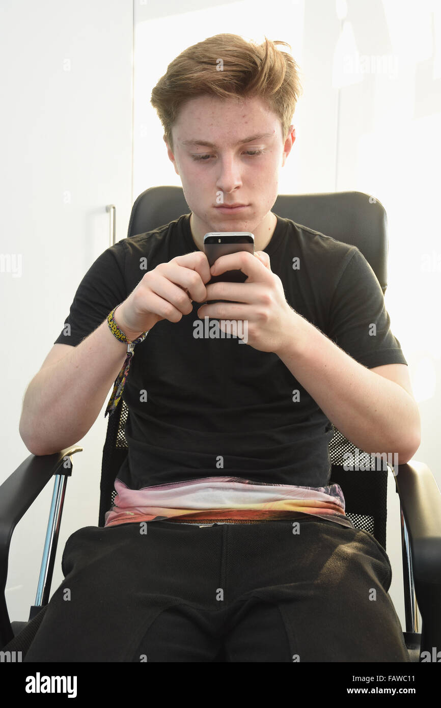 Teenage boy using a Apple iPhone 5s mobile phone Stock Photo - Alamy