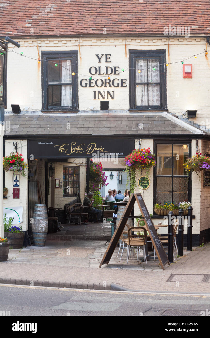 Courtyard historic george inn pub hi-res stock photography and images ...