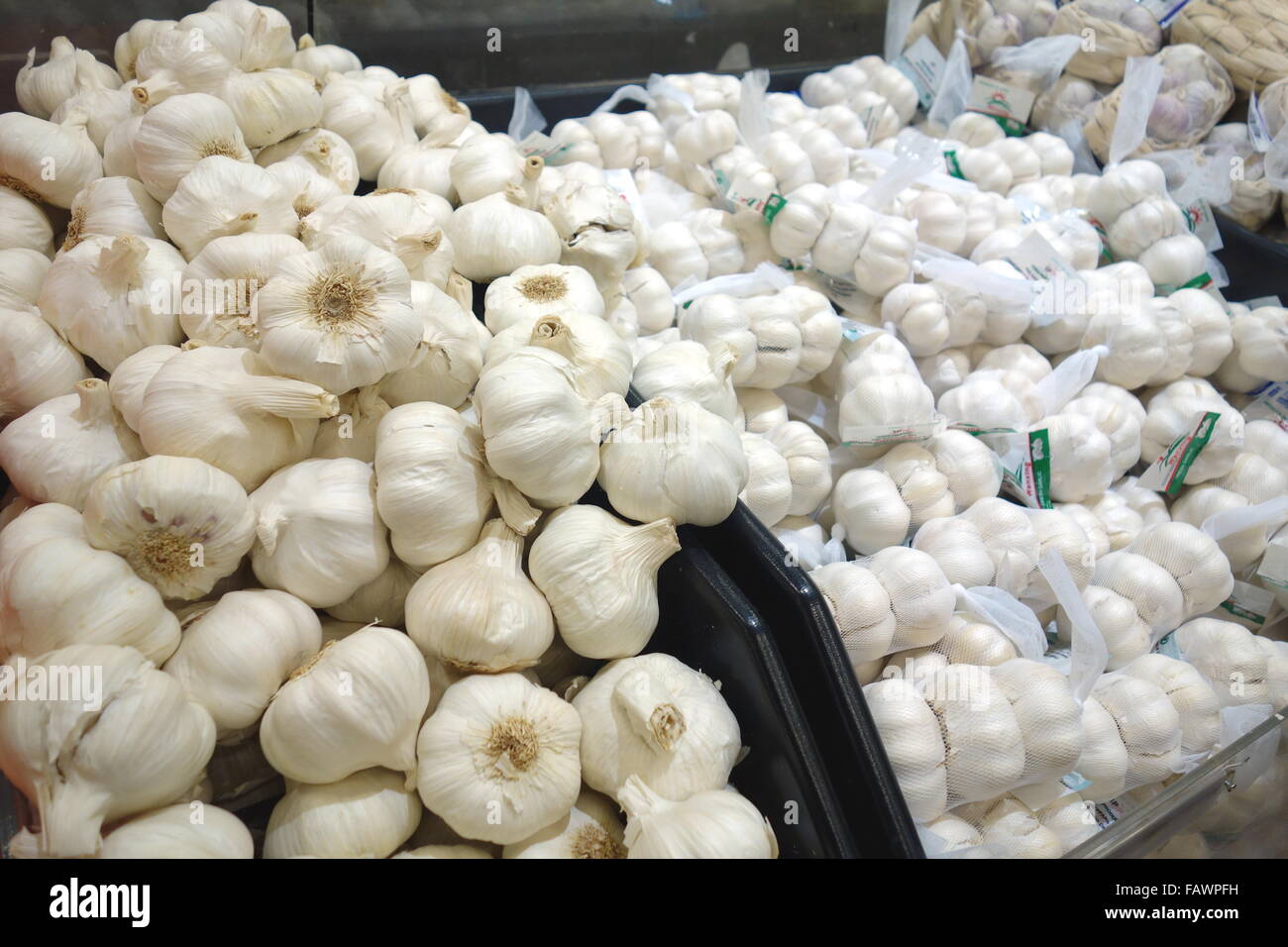Garlic in supermarket bins Stock Photo - Alamy