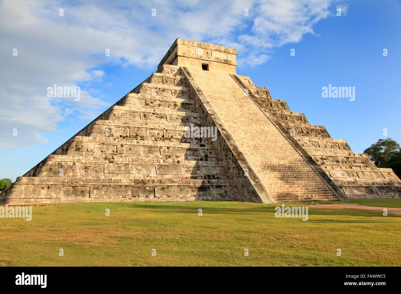 Mayan pyramid of Kukulcan in Chichen-Itza (Chichen Itza), Mexico Stock ...
