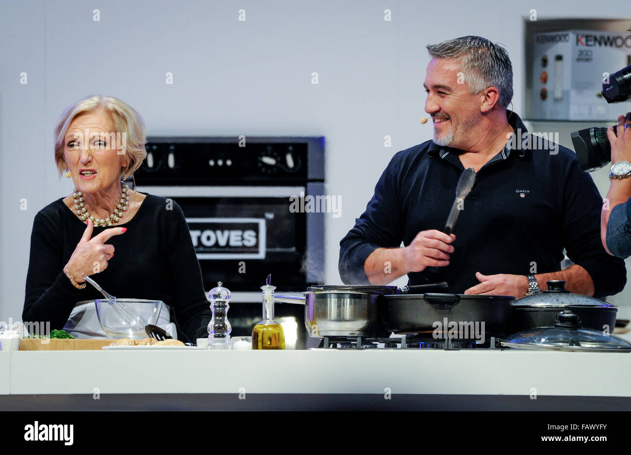 Paul hollywood mary berry 2015 hi-res stock photography and images - Alamy
