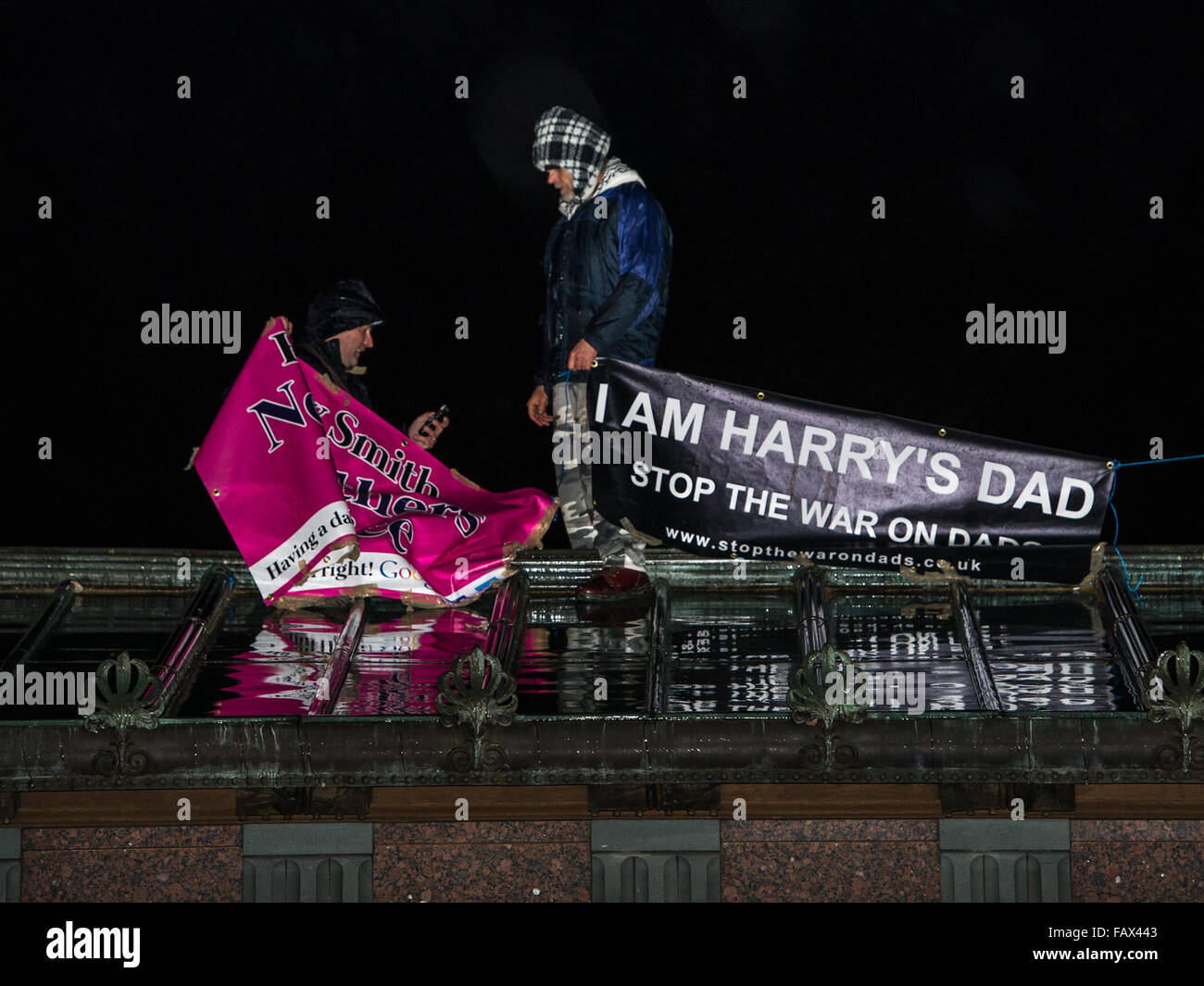 Fathers For Justice protest on the roof of Buckingham Palace Featuring ...