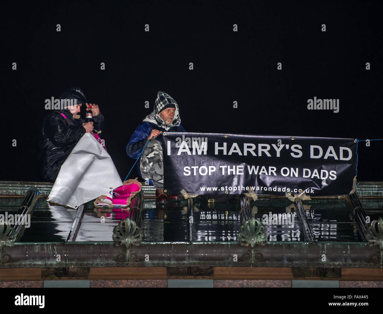 Fathers For Justice protest on the roof of Buckingham Palace Featuring ...