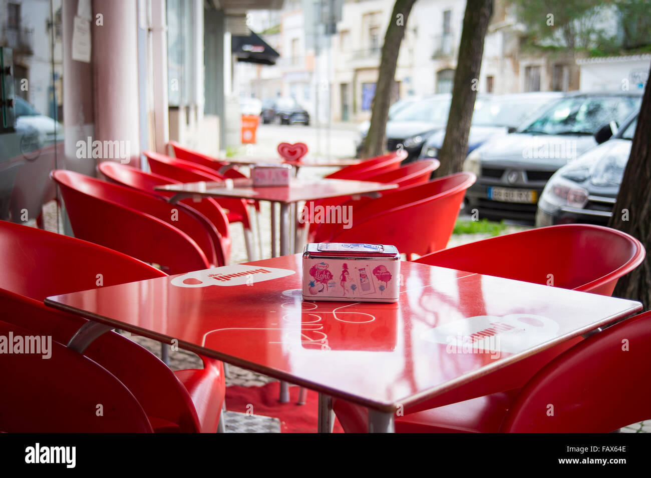 Red tables hi-res stock photography and images - Alamy