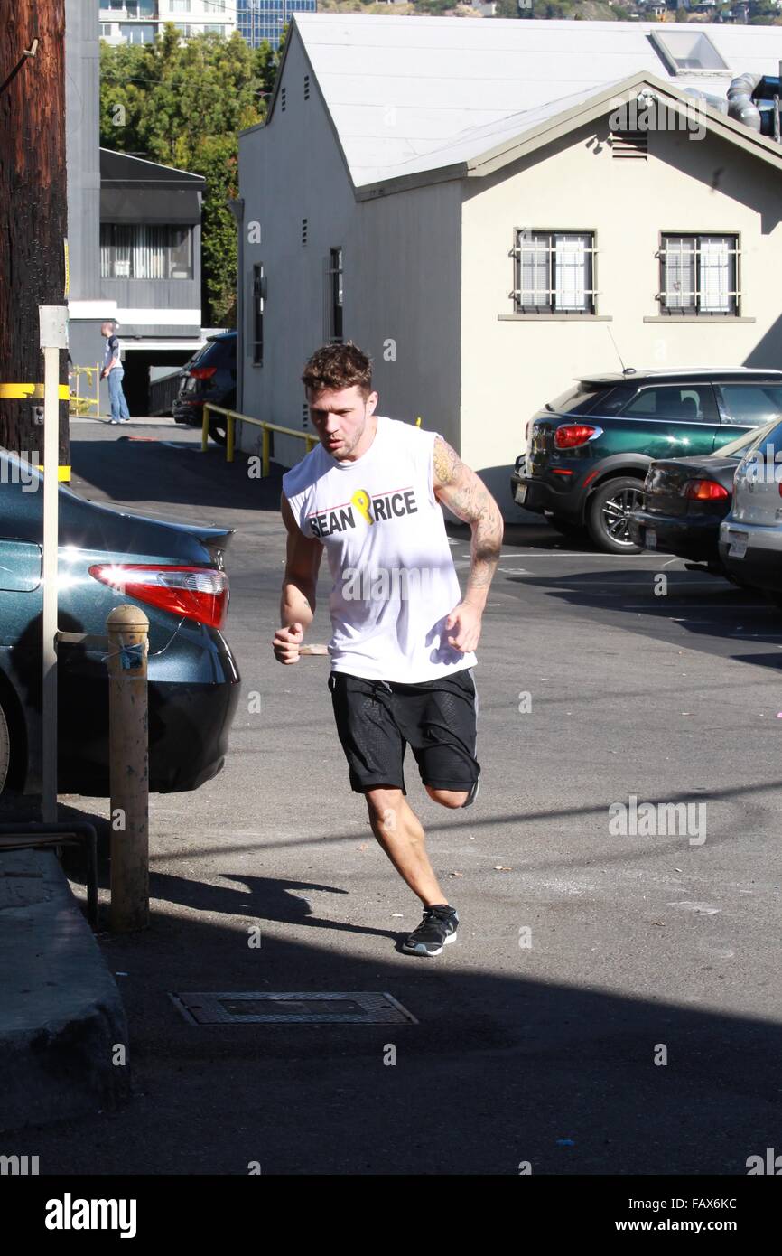Ryan Phillipe shows off his toned muscular arms while jogging in West ...