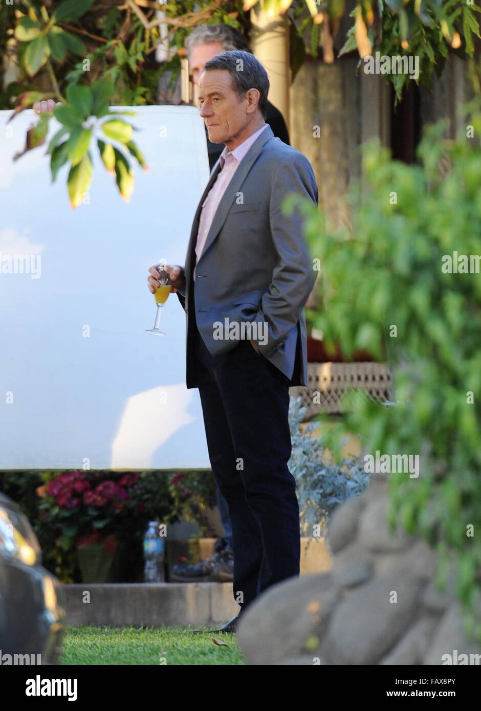 Bryan Cranston looks homeless and unrecognizable in dirty clothes and ...