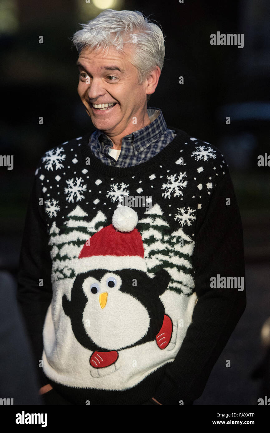 Phillip Schofield filming 'Good Morning Britain' at 10 Downing Street ...