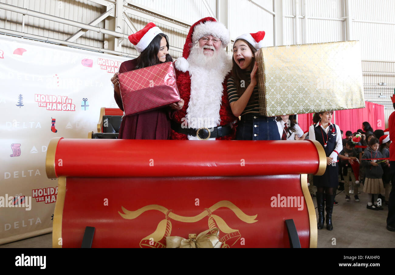 Delta Air Lines hosts its fifth annual 'Holiday In The Hanger' at Los ...