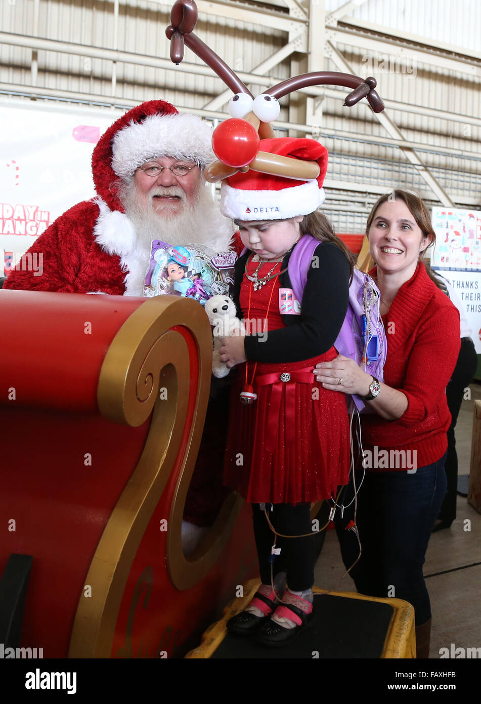 Delta Air Lines hosts its fifth annual 'Holiday In The Hanger' at Los ...