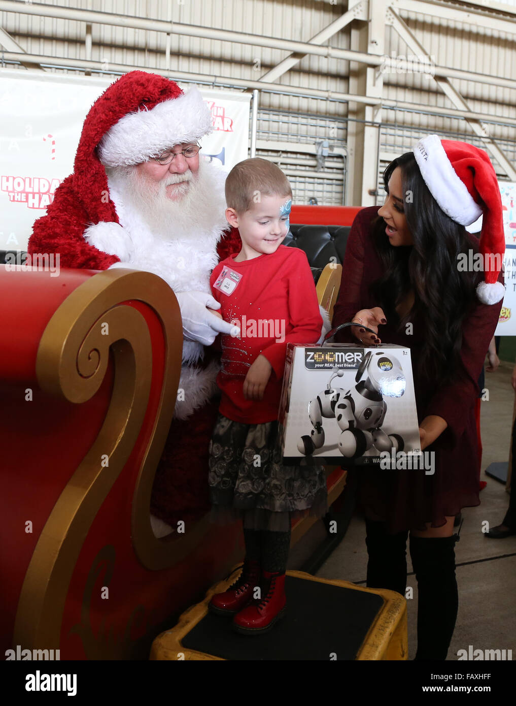 Delta Air Lines hosts its fifth annual 'Holiday In The Hanger' at Los ...