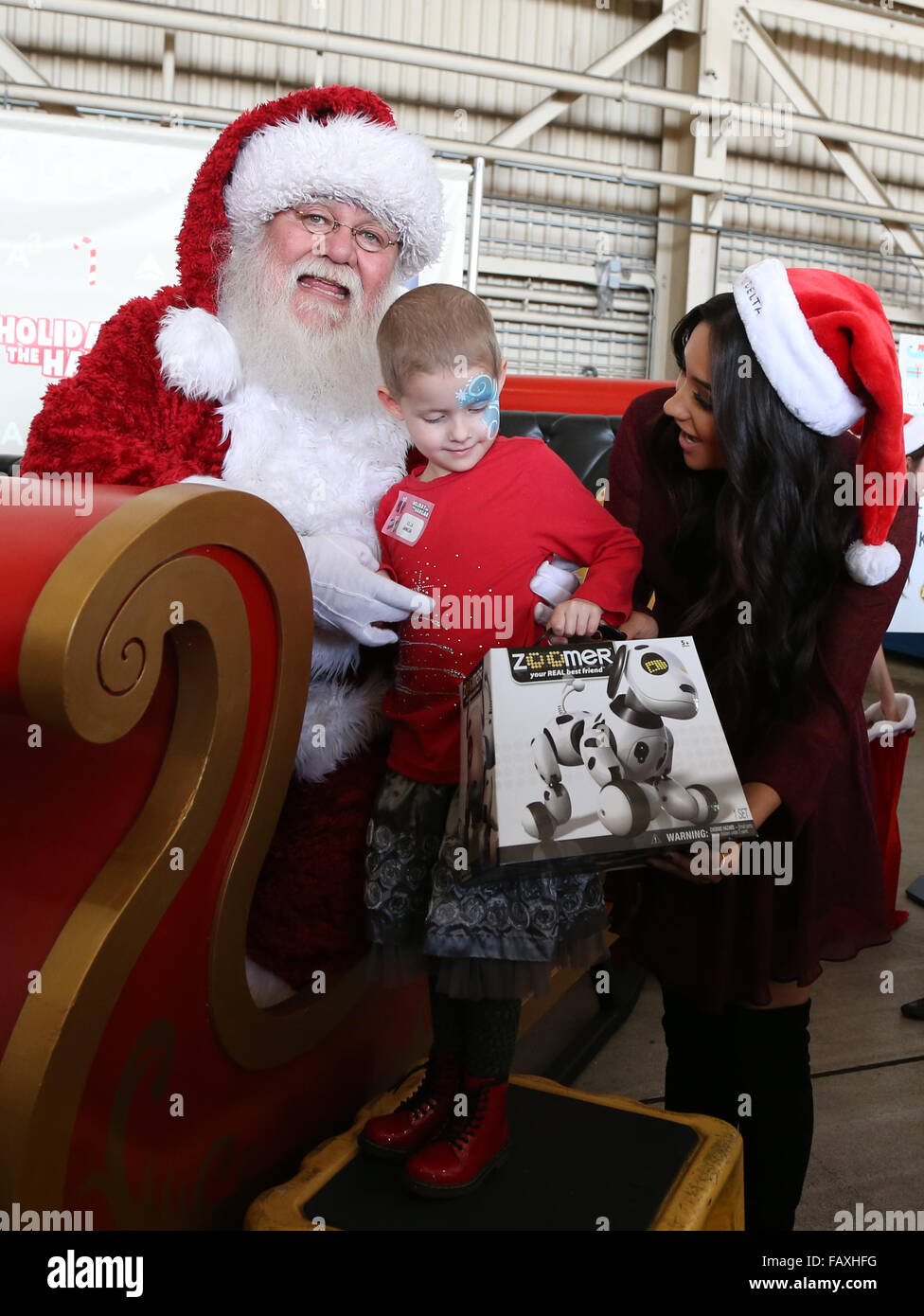 Delta Air Lines hosts its fifth annual 'Holiday In The Hanger' at Los ...