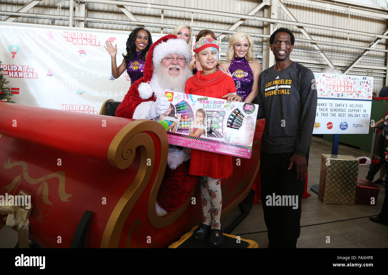 Delta Air Lines hosts its fifth annual 'Holiday In The Hanger' at Los ...