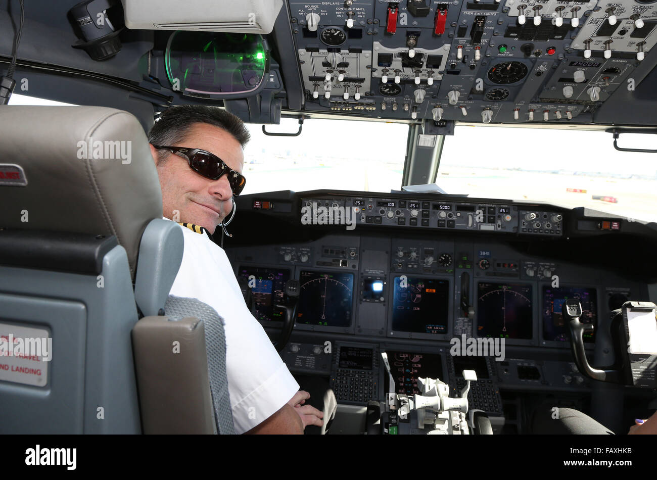 Delta Air Lines hosts its fifth annual 'Holiday In The Hanger' at Los ...