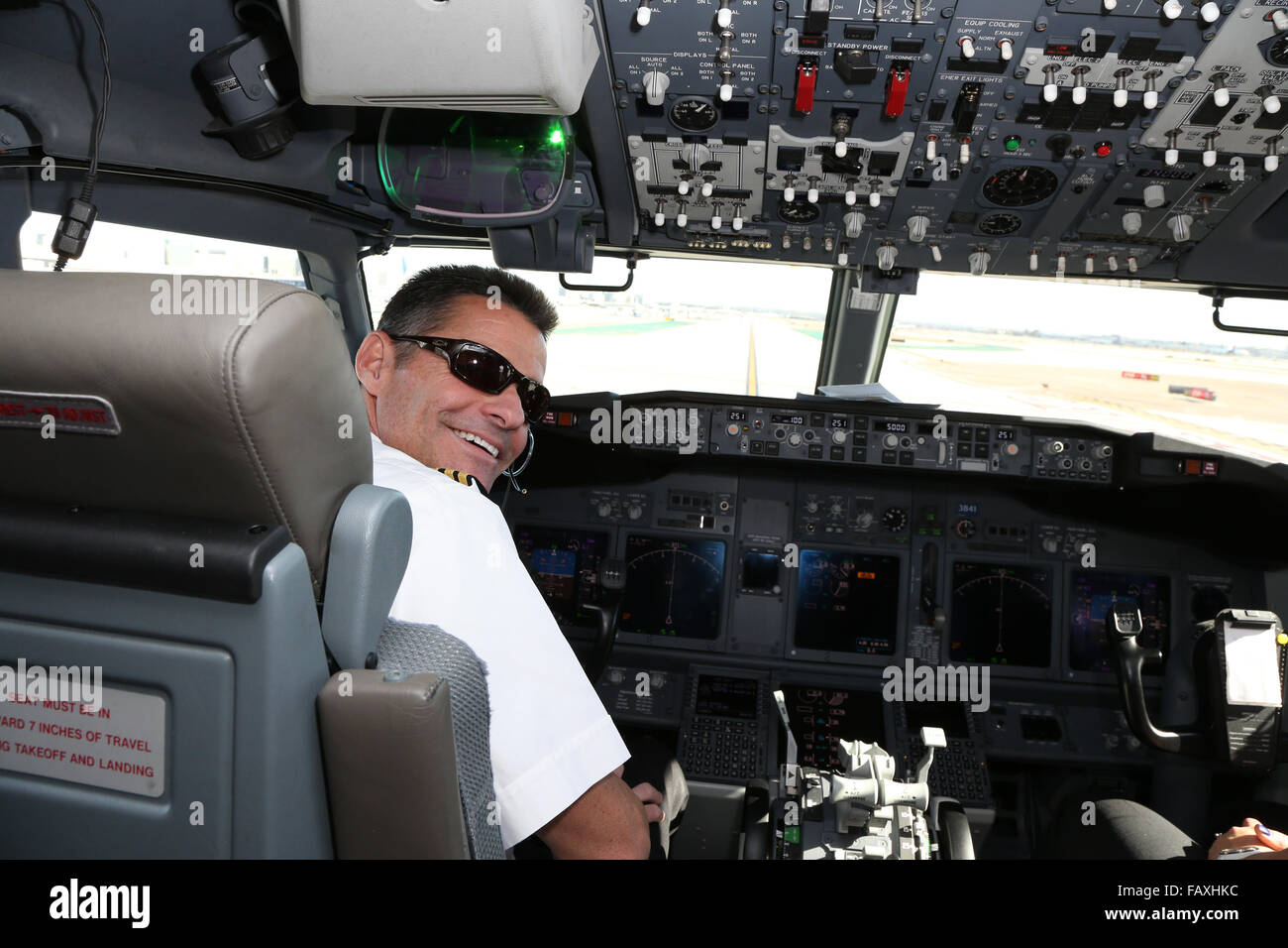 Delta Air Lines hosts its fifth annual 'Holiday In The Hanger' at Los ...