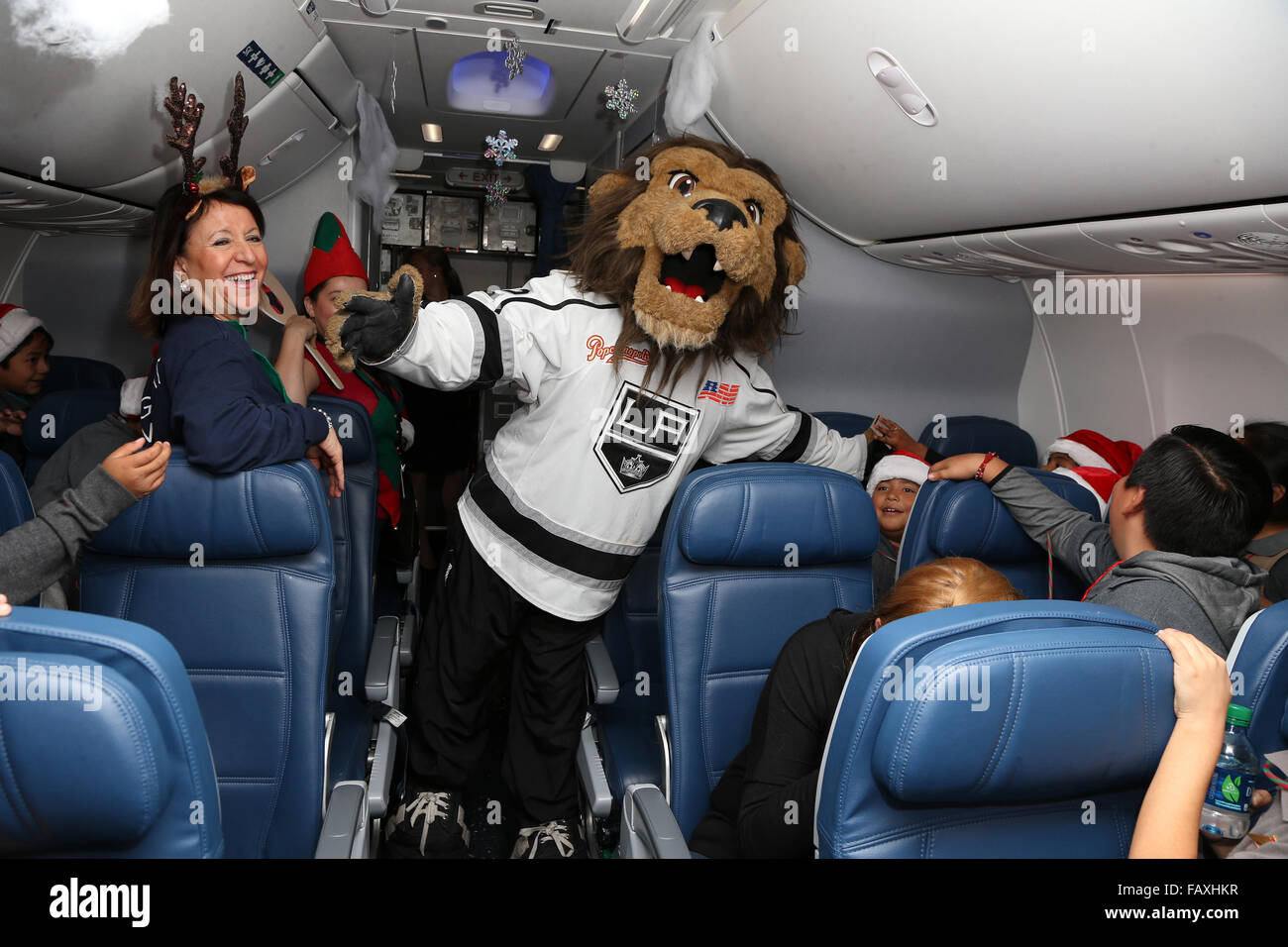 Delta Air Lines hosts its fifth annual 'Holiday In The Hanger' at Los ...