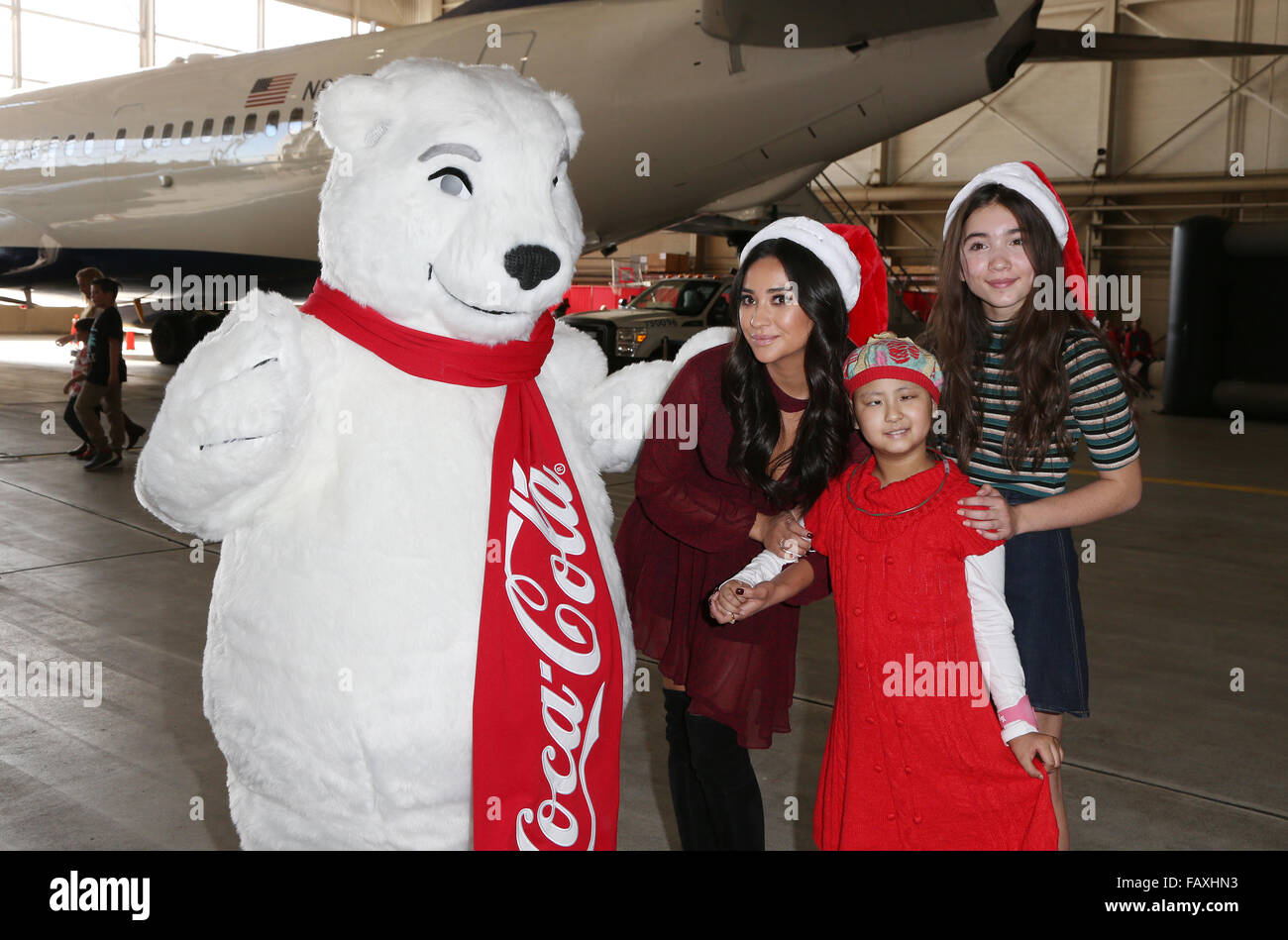 Delta Air Lines hosts its fifth annual 'Holiday In The Hanger' at Los ...