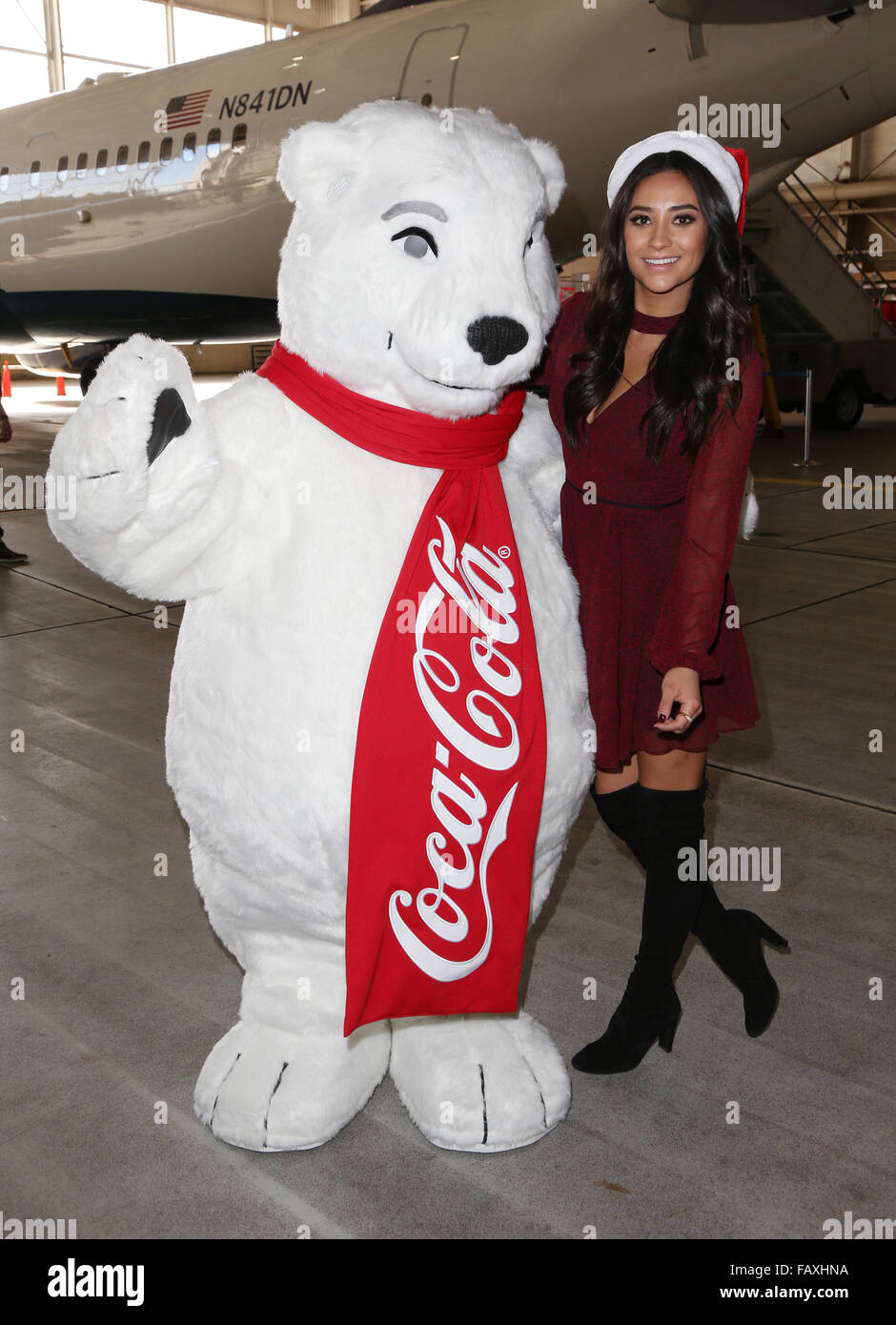 Delta Air Lines hosts its fifth annual 'Holiday In The Hanger' at Los ...