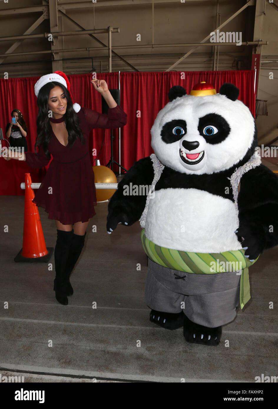 Delta Air Lines hosts its fifth annual 'Holiday In The Hanger' at Los ...