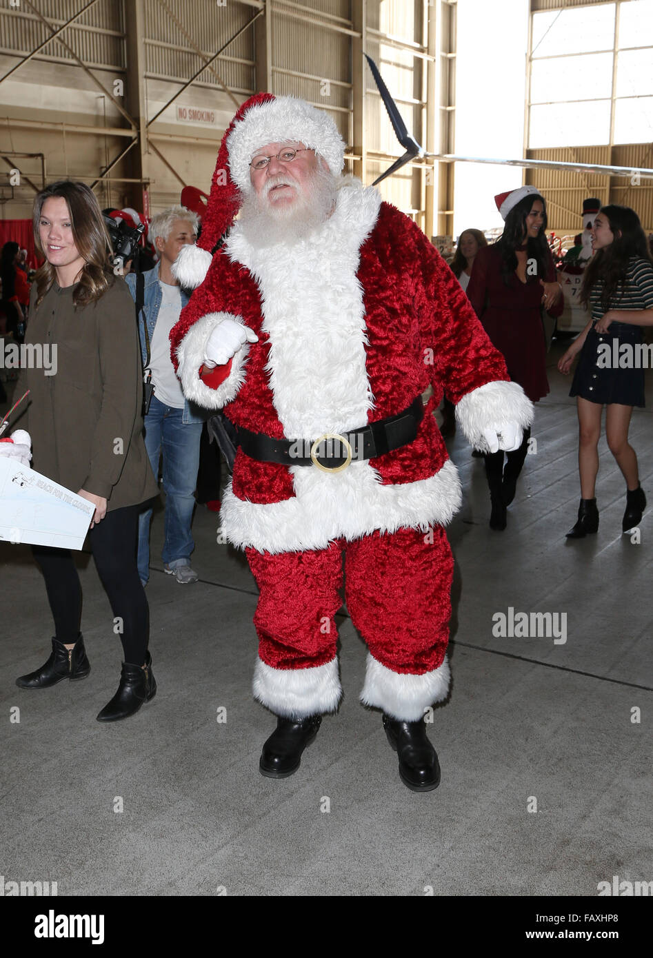 Delta Air Lines hosts its fifth annual 'Holiday In The Hanger' at Los ...