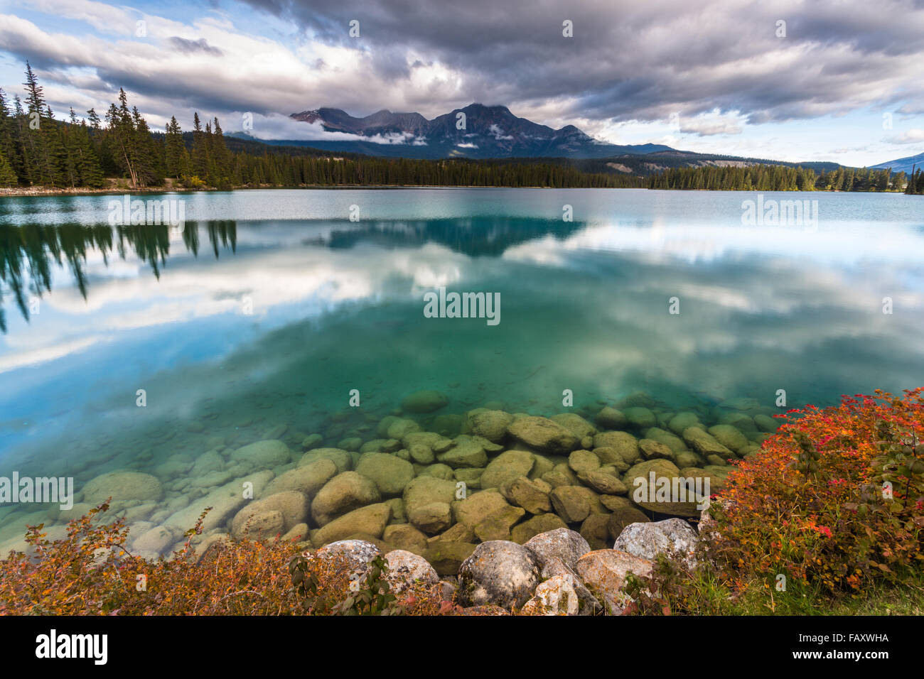 Lac Beauvert, Pyramid Mountain, Lake, Jasper Nationalpark, Alberta ...