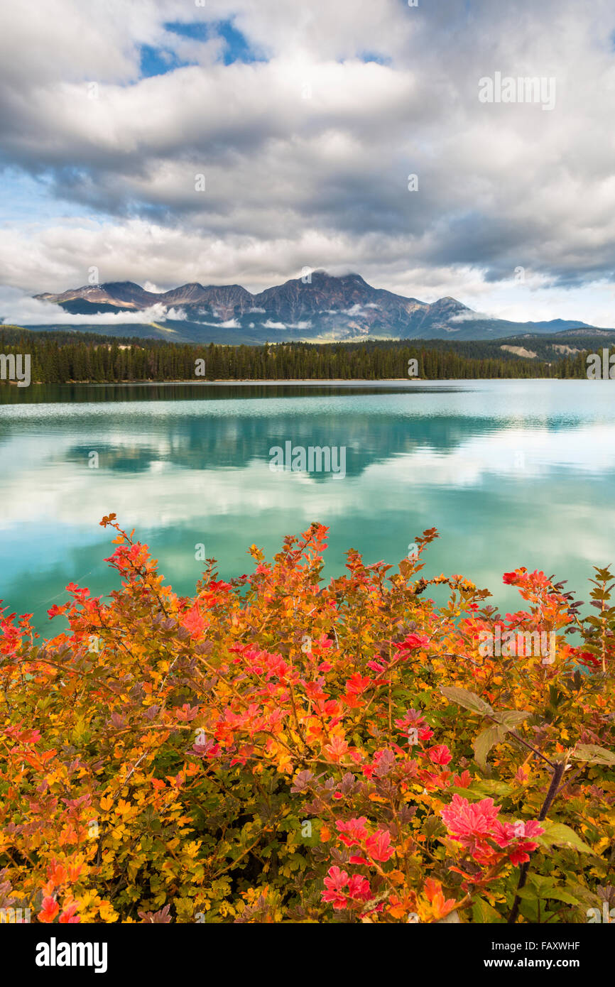 Lac Beauvert, Pyramid Mountain, Lake, Jasper Nationalpark, Alberta ...