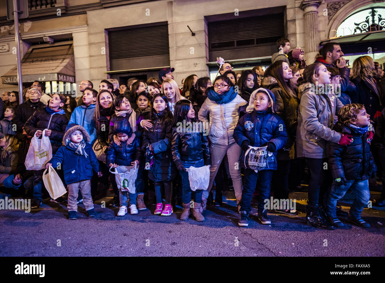 Barcelona, Catalonia, Spain. 5th Jan, 2016. Children of all ages await ...