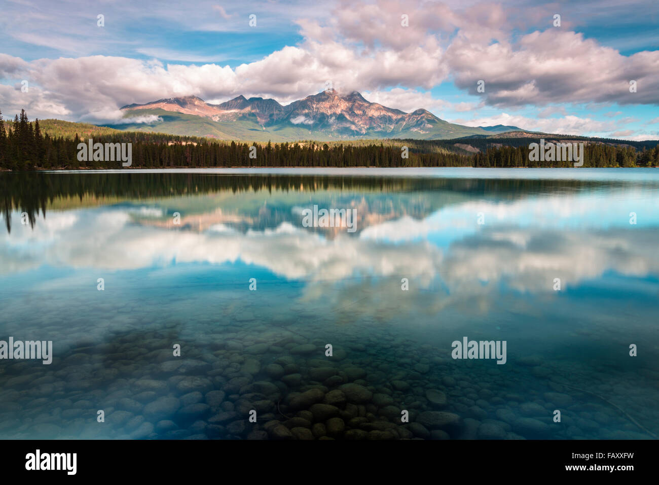 Lac Beauvert, Pyramid Mountain, Lake, Jasper Nationalpark, Alberta ...