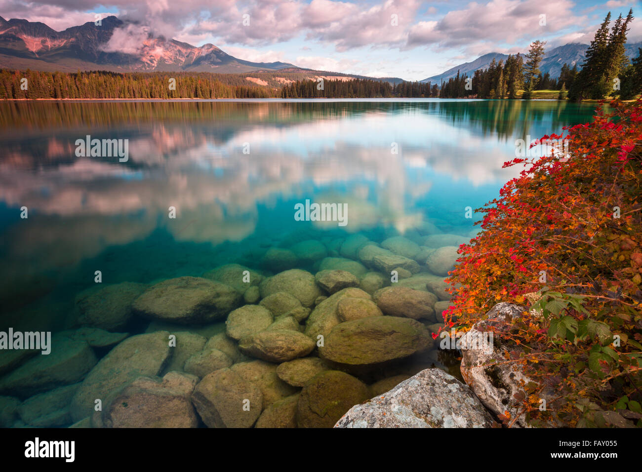 Lac Beauvert, Pyramid Mountain, Lake, Jasper Nationalpark, Alberta ...