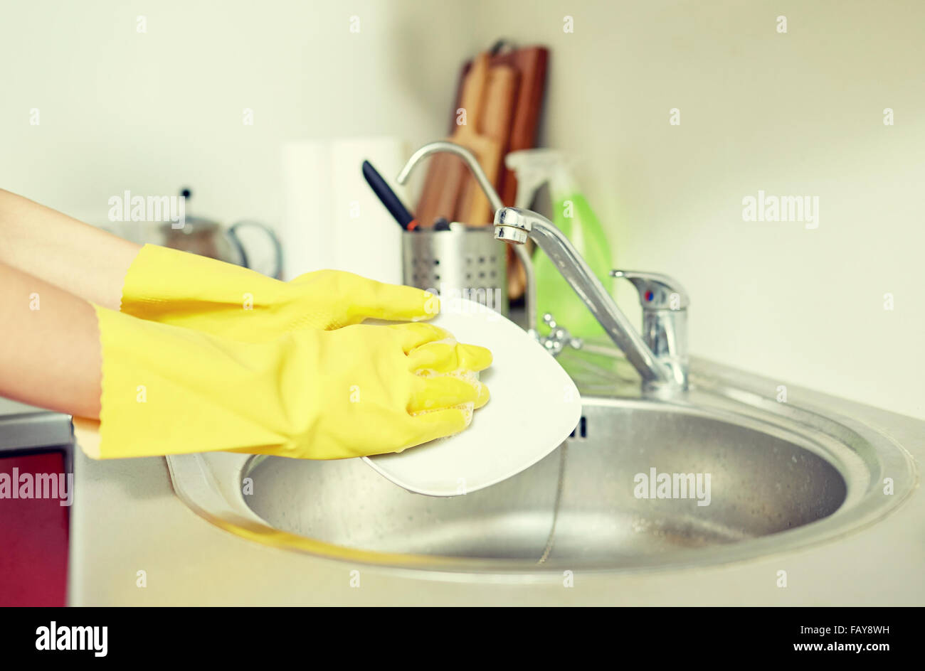 close up of woman hands washing dishes in kitchen Stock Photo - Alamy