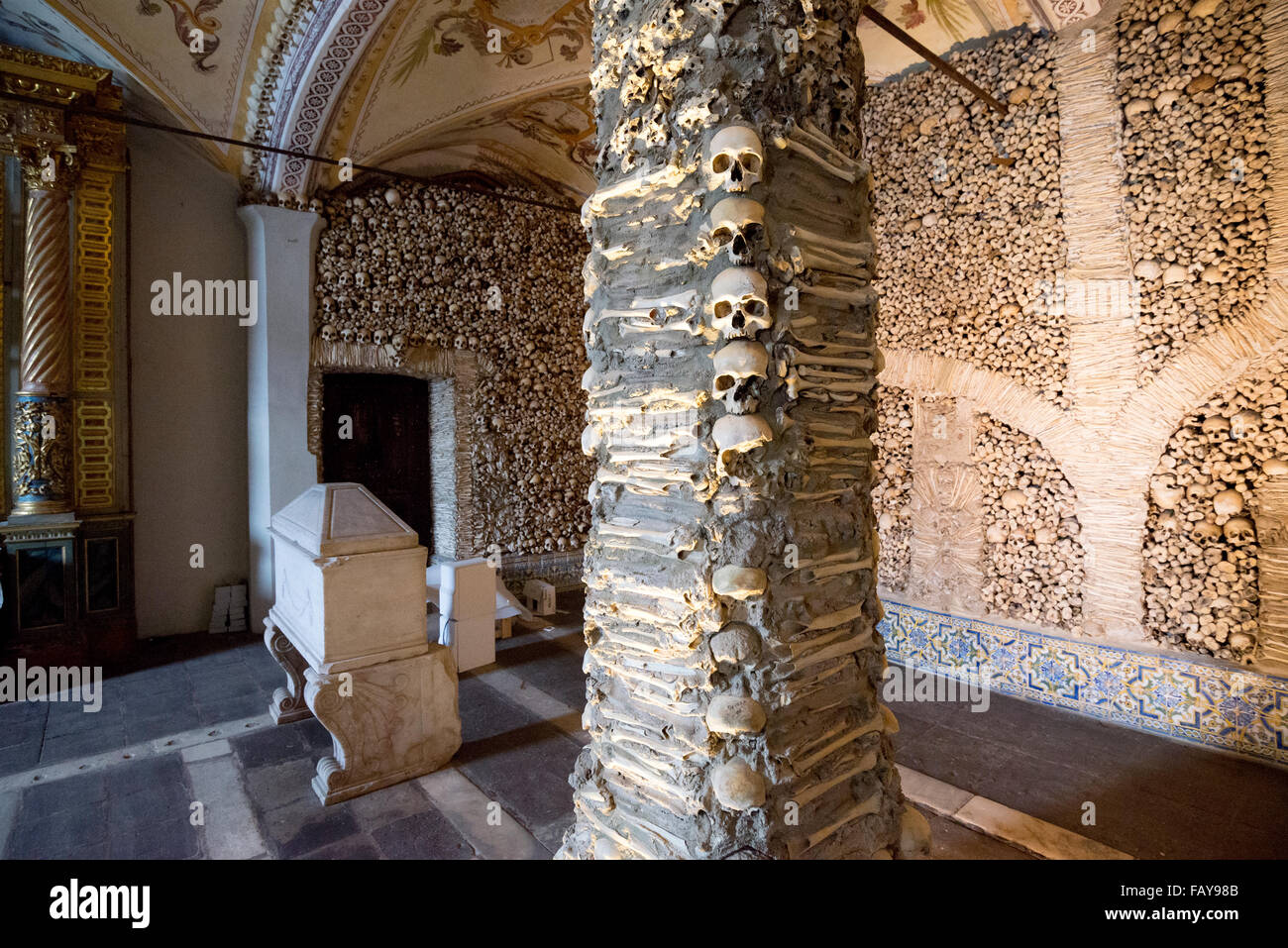 Piles of skulls and bones hi-res stock photography and images - Alamy