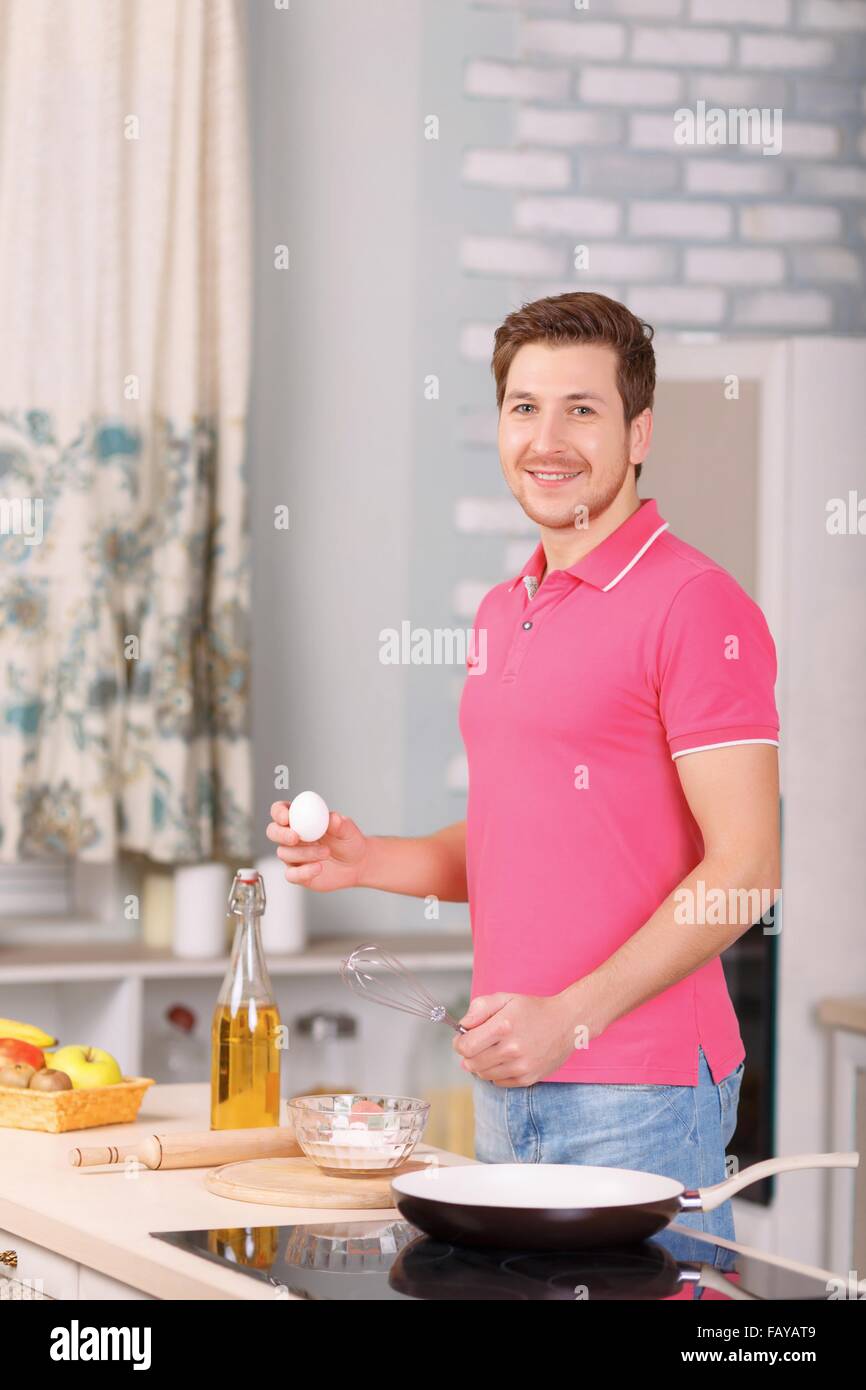 Father makes scrambled eggs for breakfast Stock Photo - Alamy