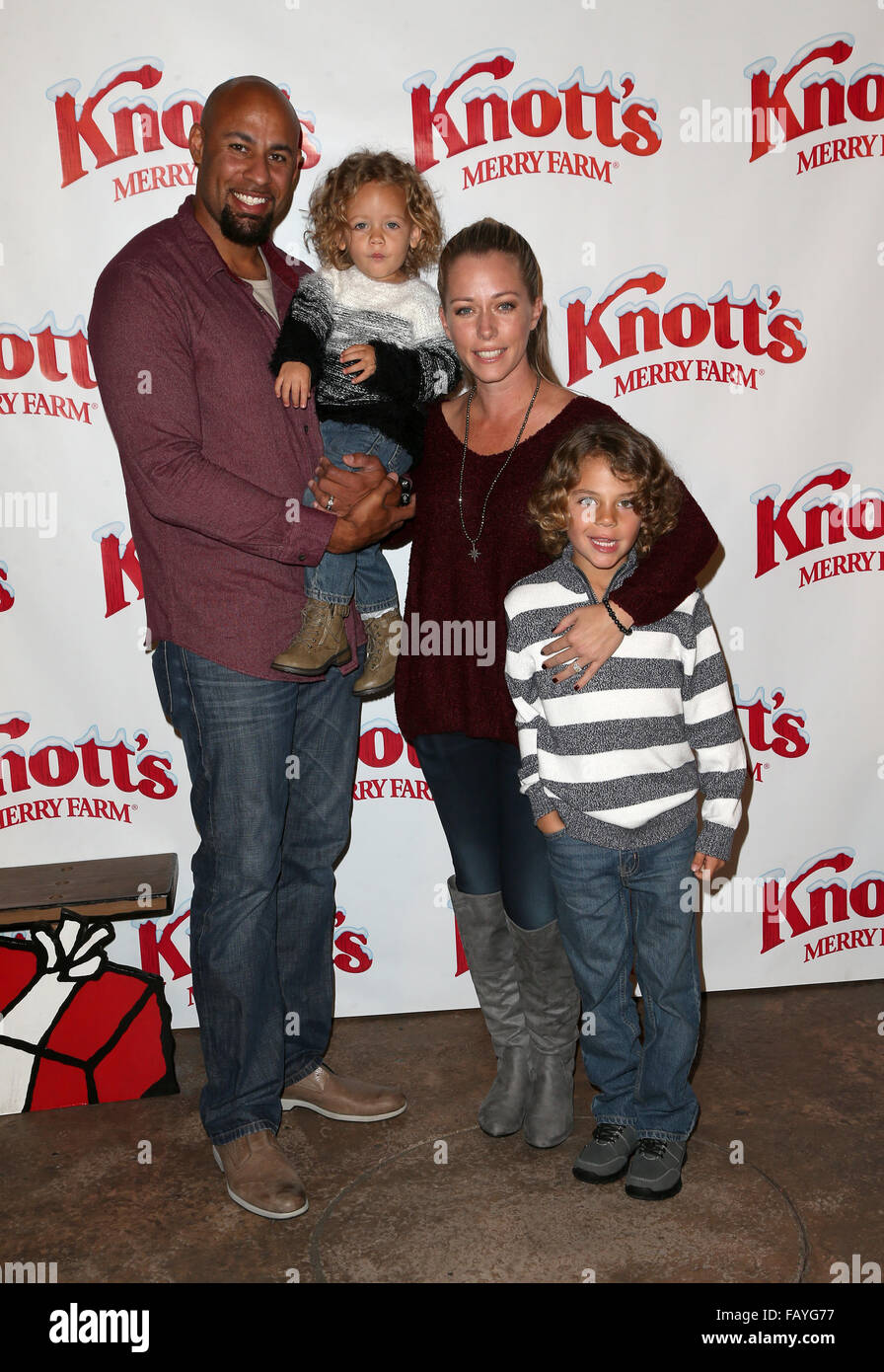 Knott's Berry Farm's Countdown To Christmas And Snoopy's Merriest Tree ...