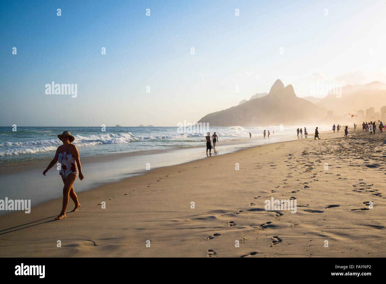 Sunset beach vacation scene young hi-res stock photography and images ...