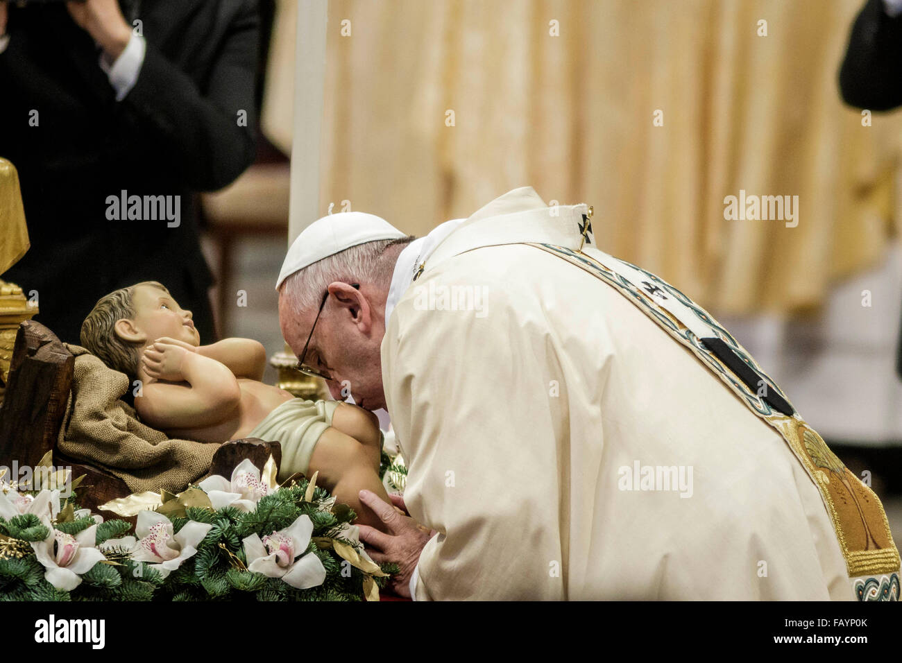 Vatican City, Vatican. 06th Jan, 2016. Pope Francis kisses a Baby Jesus ...